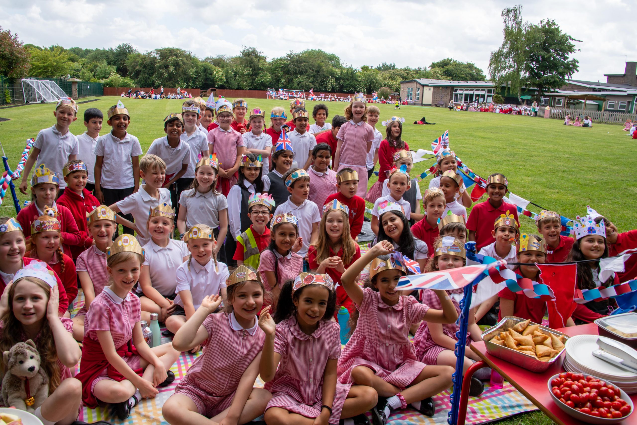 Edwalton Primary School hold huge picnic to celebrate Queen's 70 years ...